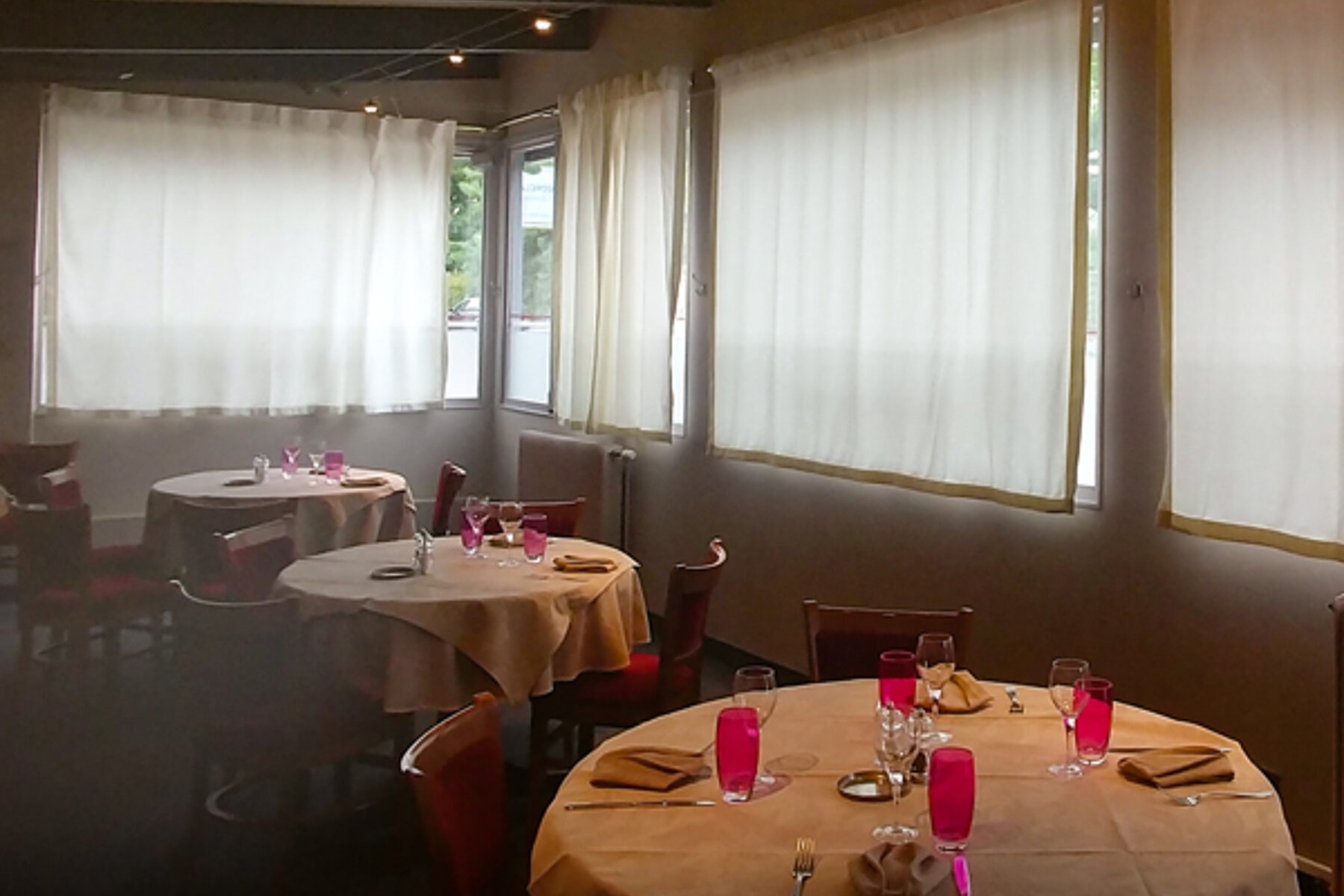 ᐅ Décoration à Limay ≡ Conception Rideaux restaurant par Celine ...